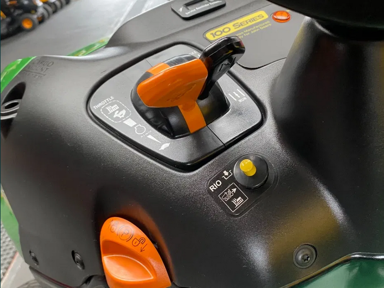 John Deere X130 R / 18 KM / V-TWIN - trak-tom